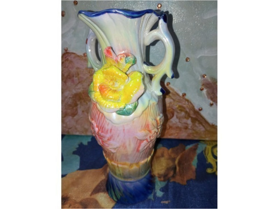 Porcelanska vaza sa cvetom. Nova.