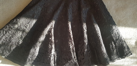 Orsay postavljena čipkana suknja