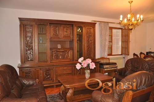 Prodaje se velika troetažna kuća u Igalu, u Herceg Novom. Idealna za mini hotel
