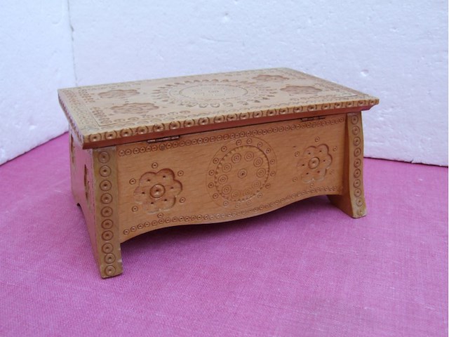 Drvena kutija za nakit sa ukrasnim motivima