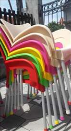 plasticne stolice u raznim bojama