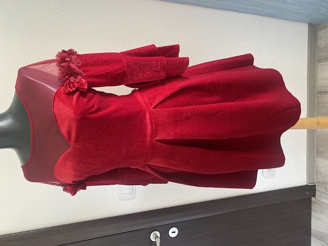 Crvena svetlucava haljinica