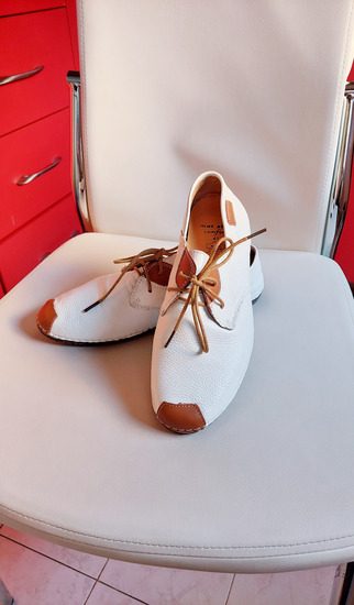 Nove bele cipele