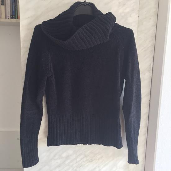 Crni džemper