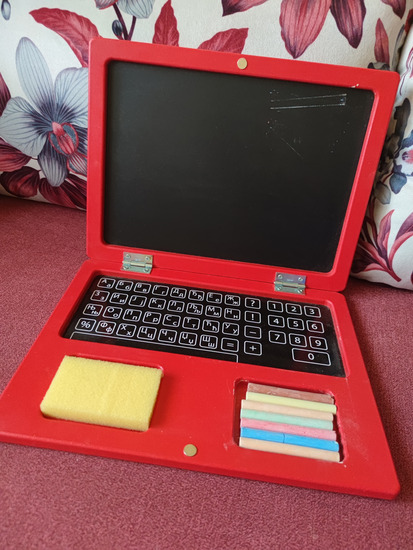 Igracka laptop+kutija kreda na poklon