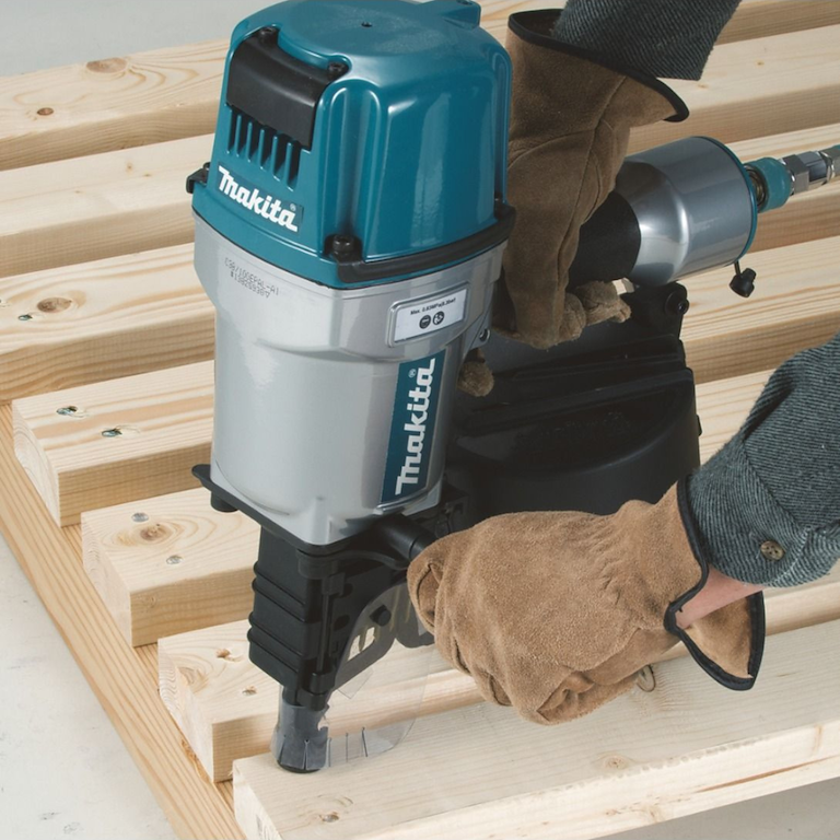 Makita Pneumatski zabijač eksera u redeniku 57-102mm, AN960