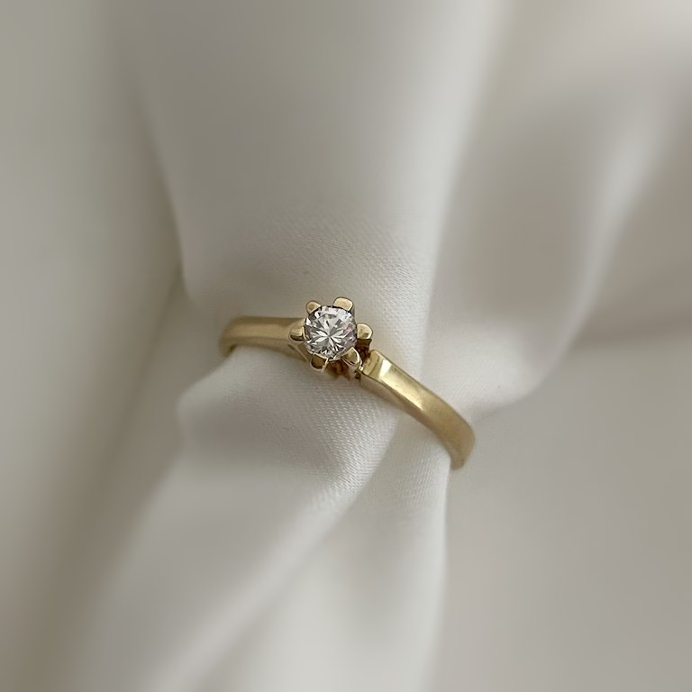 Klasičan verenički prsten od žutog zlata sa jednim cirkonom