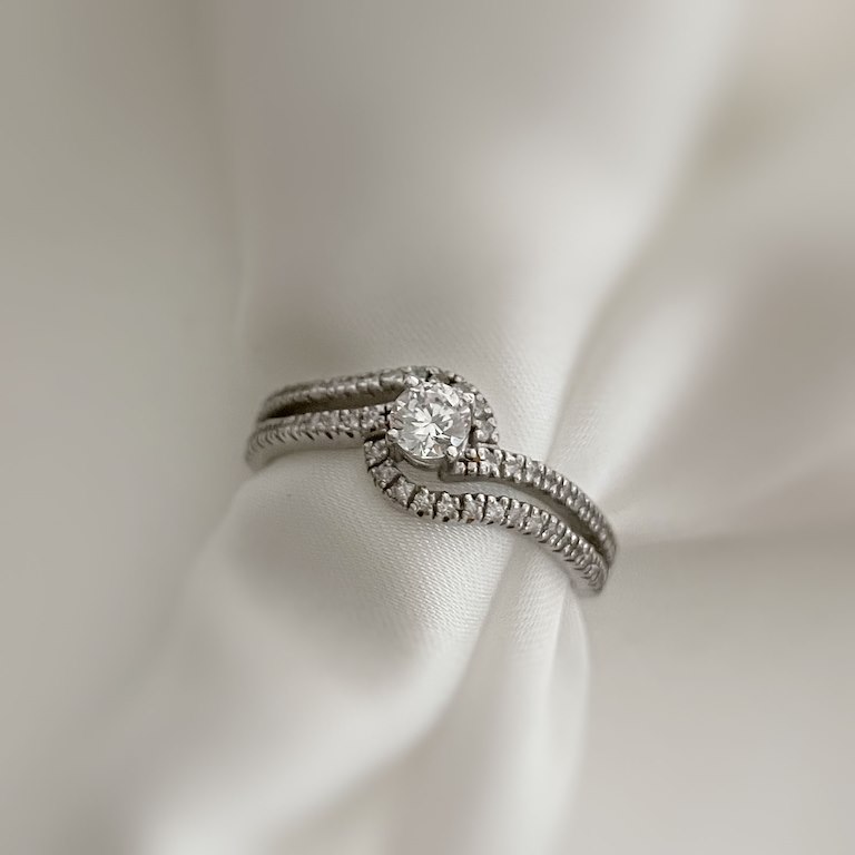Asimetričan verenički prsten sa cirkonima,belo zlato