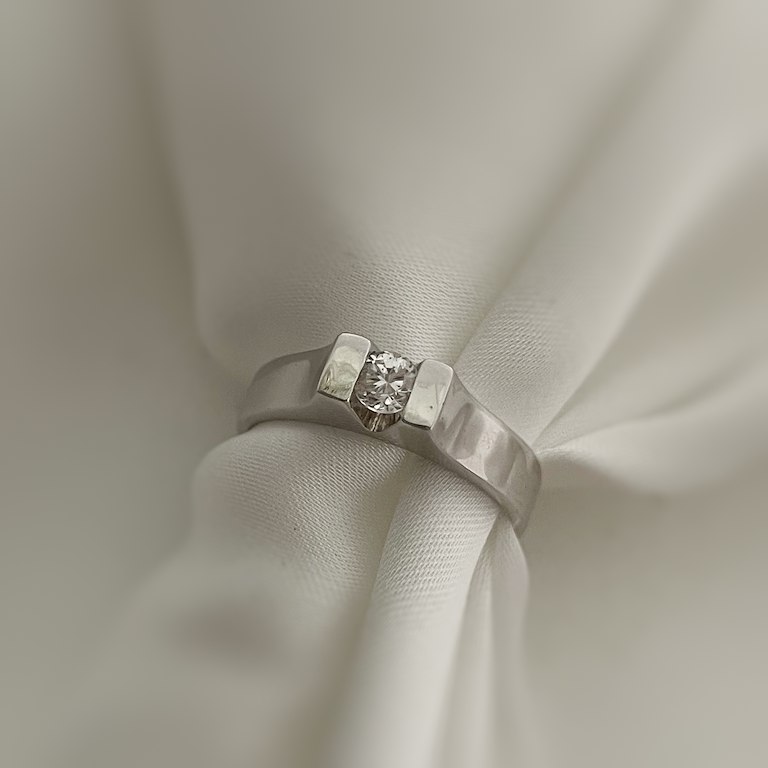 Verenički prsten od belog zlata sa jednim cirkonom