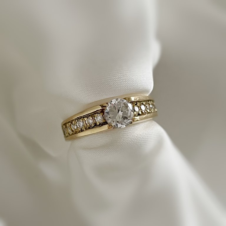 Verenički prsten od žutog zlata sa cirkonima