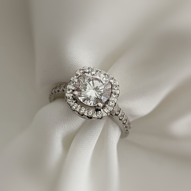 Atraktivan verenički prsten, belo zlato i cirkoni