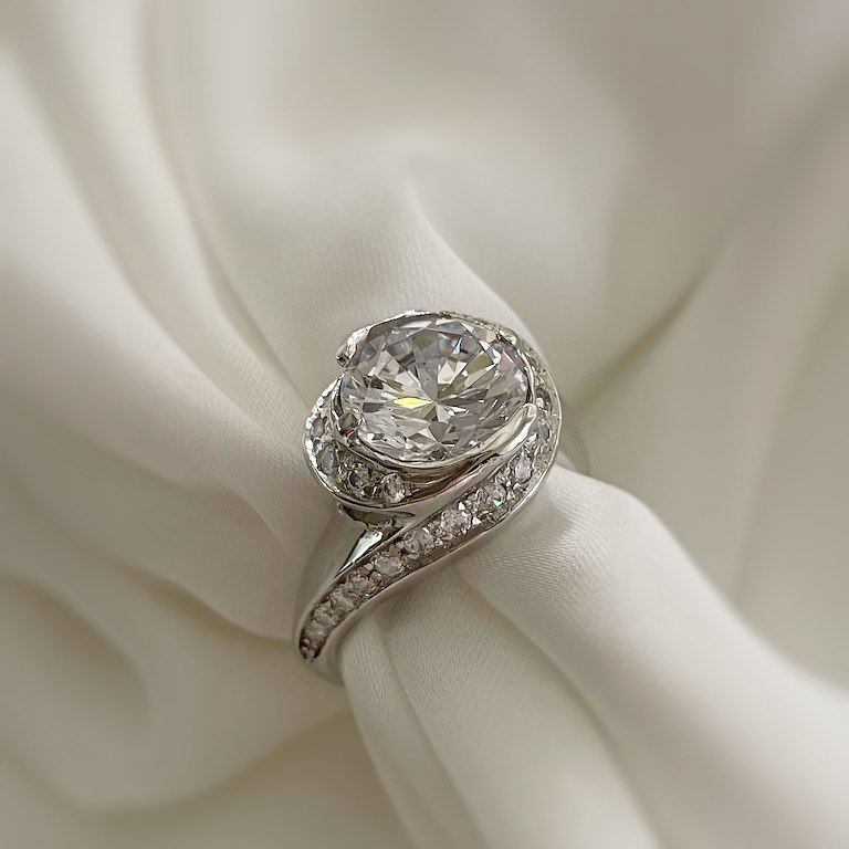Grandiozan verenički prsten, belo zlato sa cirkonima