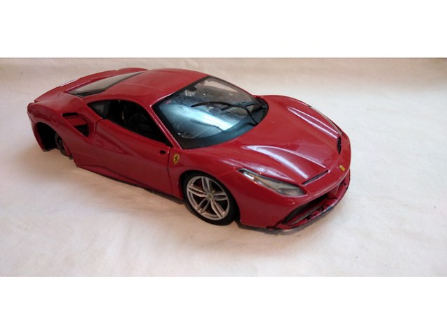 Burago Ferrari 488 GTB 1:24,fale 2 tocka i 2 retrovizor