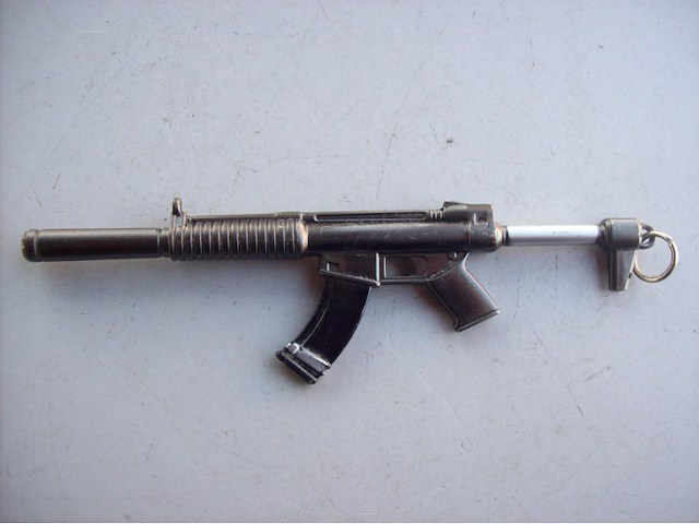 Automatska puska - metalni privezak