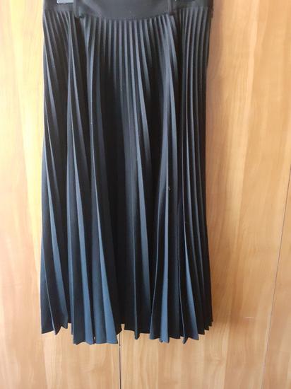 Crna plisirana suknja