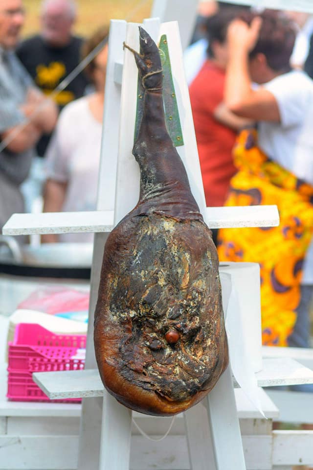 Šunka cela od svinje mangulice 10kg-pršuta, Mangulica Kovilj