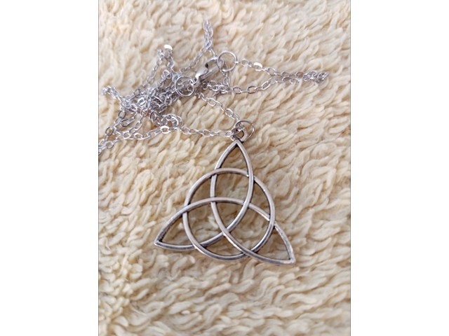 Triquetra čvor ogrlica