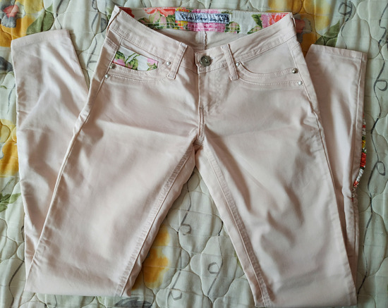    Roze pantalone sa cvetnim detaljima