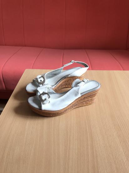 Prelepe bele sandale na plutu