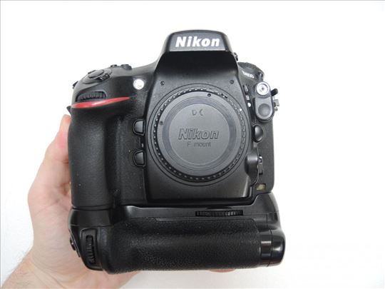 Nikon D800 telo + Meike grip + objektivi (opciono)
