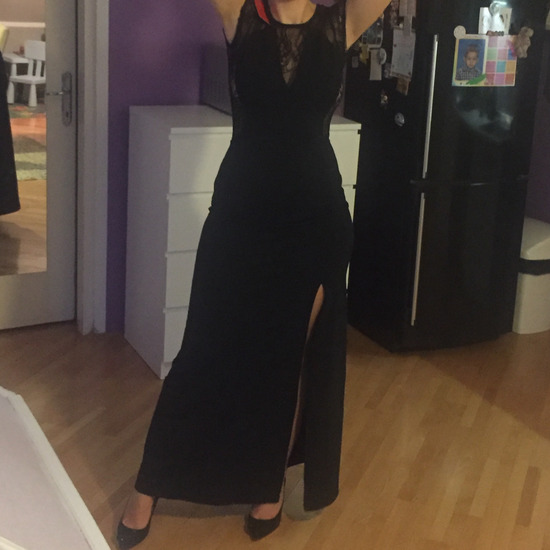Duga crna haljina svečana