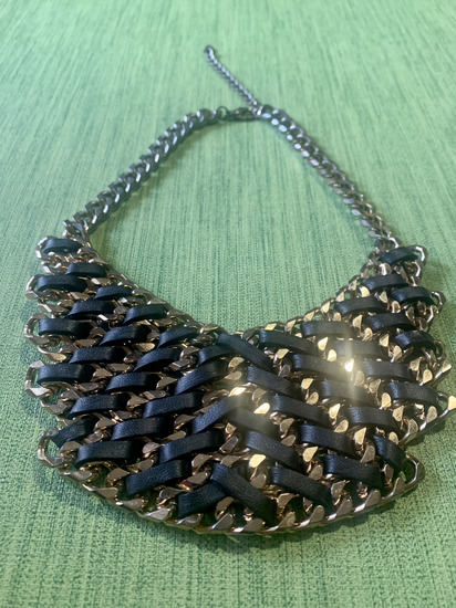 Zara ogrlica sa koznim detaljima