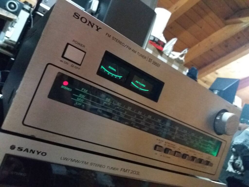Sony st-2950f. ispravan i lep tjuner, negasi se stereo lampica