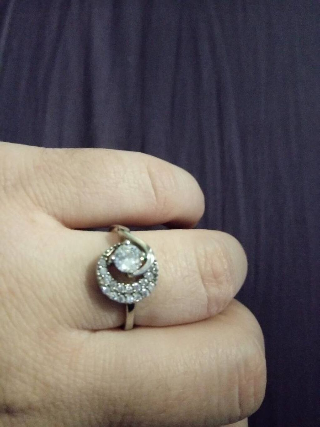 Nov srebrni prsten sa cirkonima,velicina 19mm