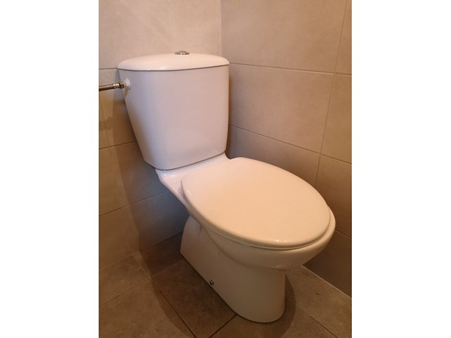 WC šolja sa vodokotlićem horizontalna ugradnja iz ITALI