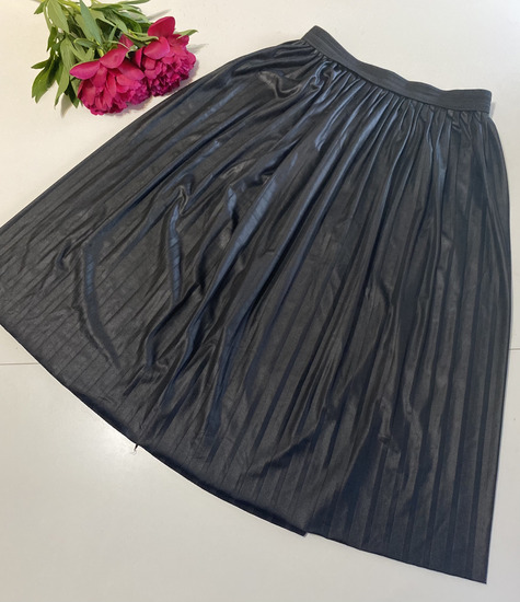 Duboka crna suknja