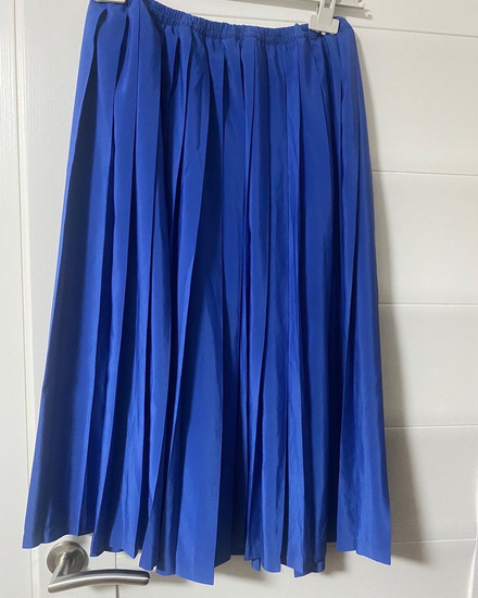 Suknja kraljevsko plave boje plisiri
