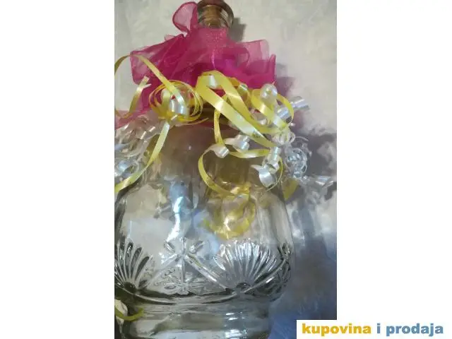 Staklena flaša ukrašena za svadbu