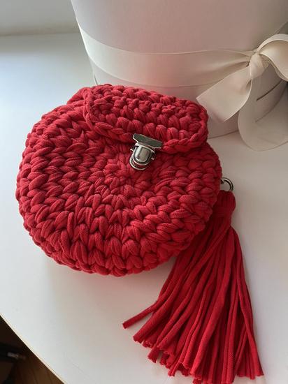 Crvena pletena torbica