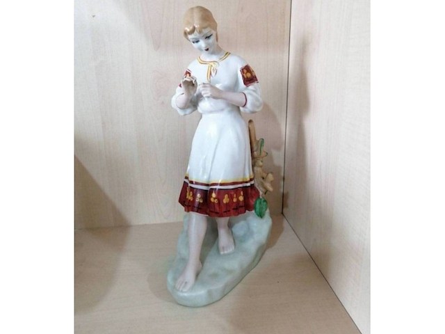 Ruska porcelanska figura devojka u ruskoj narodnoj nošn