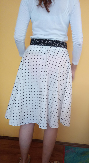 tufnasta suknja (polka dot) bela sa crnim tufnama