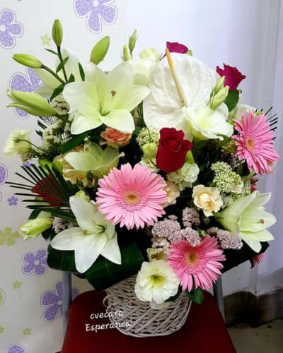 Cvetni aranžman – korpa sa cvećem – anturium, ljljan, gerber, lizijantus, ruža, dekorativno zelenilo