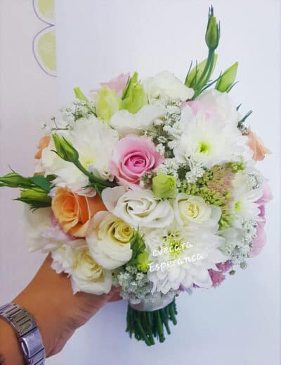 Bidermajer – Lizijantus, ruže, hrizantema, debela koka, gipsofila, dekoracija