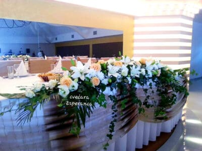 Ikebana za mladenački sto, izbor cveća i boja po želji