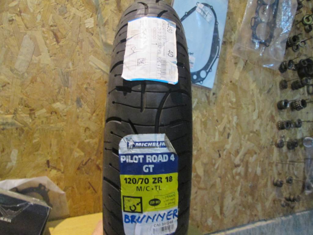 120/70-18 MICHELIN PILOT ROAD GT