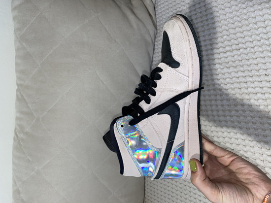 Zenske Air Jordan 1 Mid 'Iridescent' br. 38