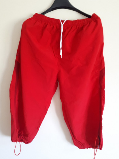 Crvene sportske pantalone