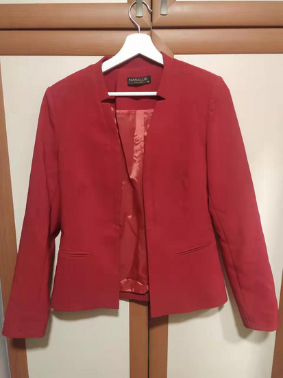 SNIZENO crveni elegantni sako