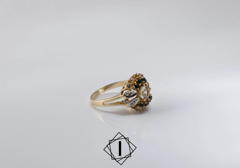 Prsten od žutog zlata sa belim i crnim cirkonima