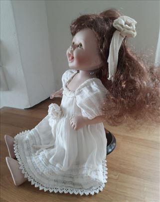 Porcelanska lutka 40 cm sa postoljem