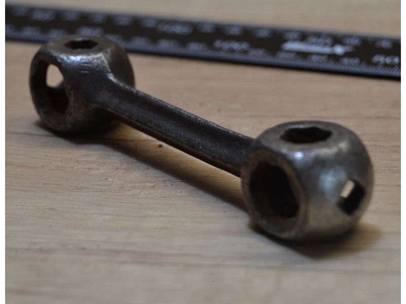 Stari kombinovani ključ za bicikl