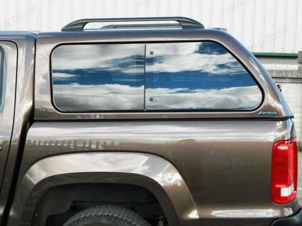 VW Amarok Aeroklas Hard Top – Krov tovarnog sanduka sa bočnim prozorima