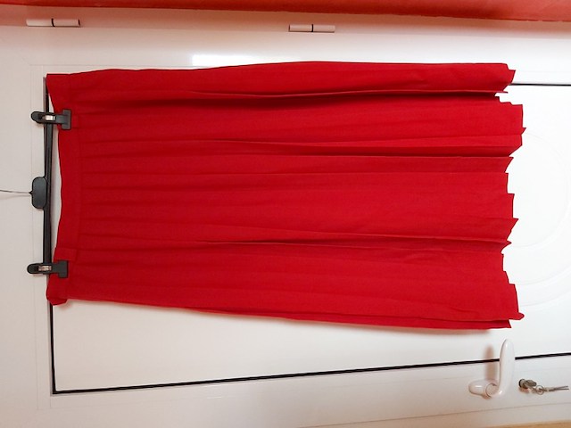 Plisirana crvena suknja