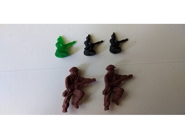 Plasticni vojnici 2 kom. 3 cm. i 3kom. 1 cm.dobro izliv