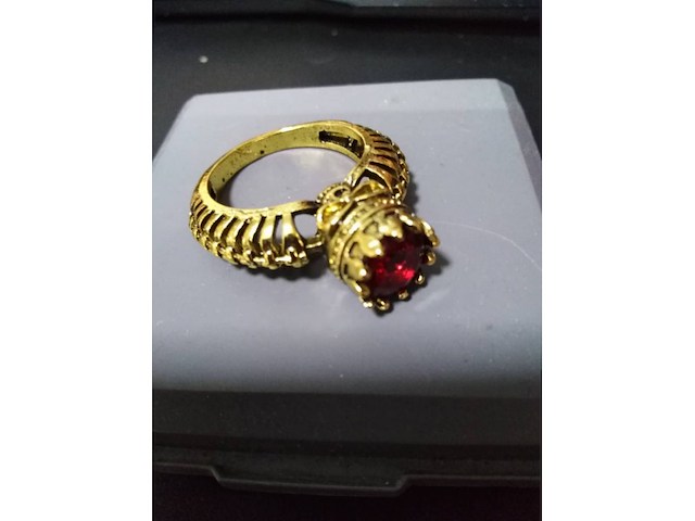Prsten zlatna  Lobanja sa crvenim kamenom