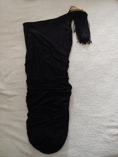 Mini crna haljina na jedno rame